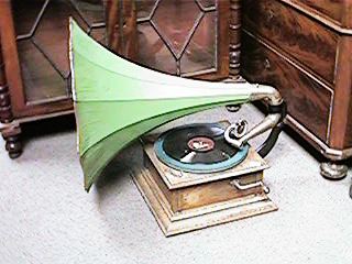 ZONOPHONE GREEN HORN GRAMOPHONE